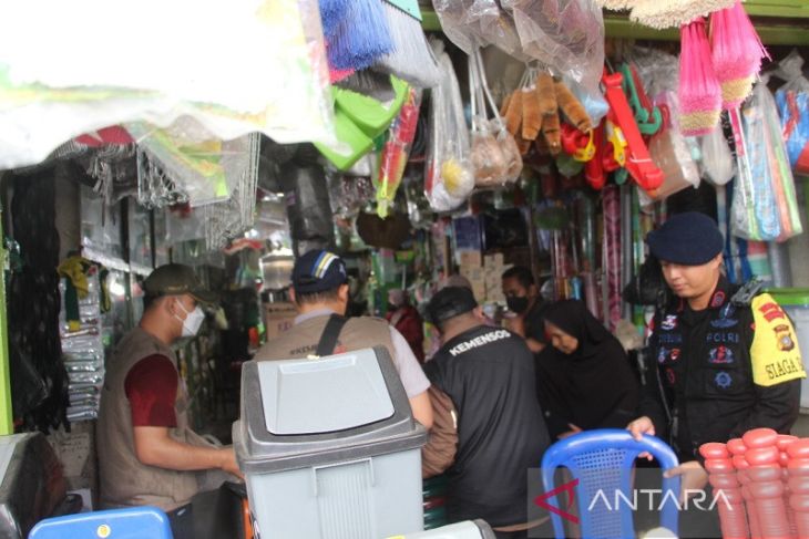 Mensos Risma belanja kebutuhan peralatan dapur di Pasar Kota Kuala ...