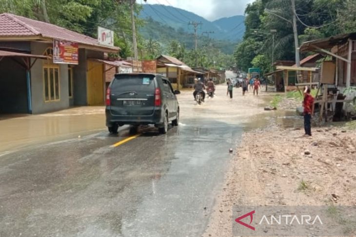 Luapan air Sungai Batang Angkola yang merendam Jalinsum di Tapsel sudah ...