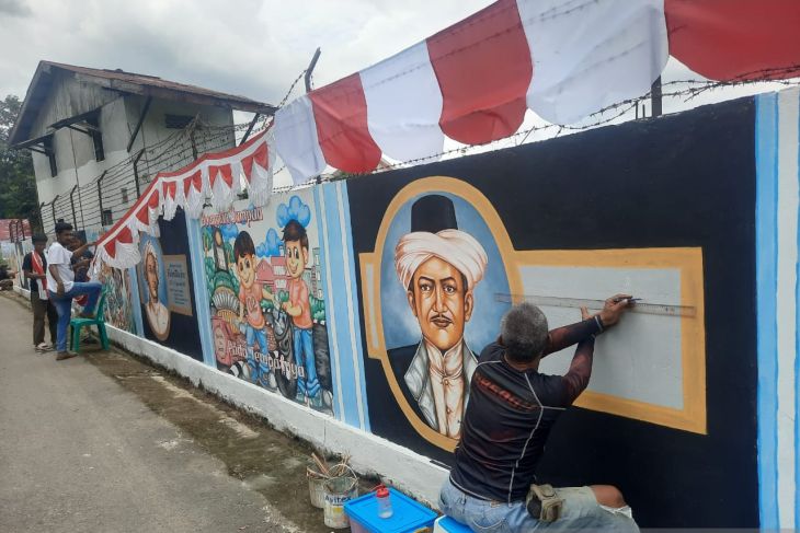 Seniman Jambi melukis mural wajah pahlawan di tembok sepanjang 65 meter ...