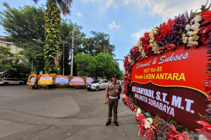 HUT ke-85, Mabes LKBN Antara Biro Jatim diselimuti karangan bunga ...