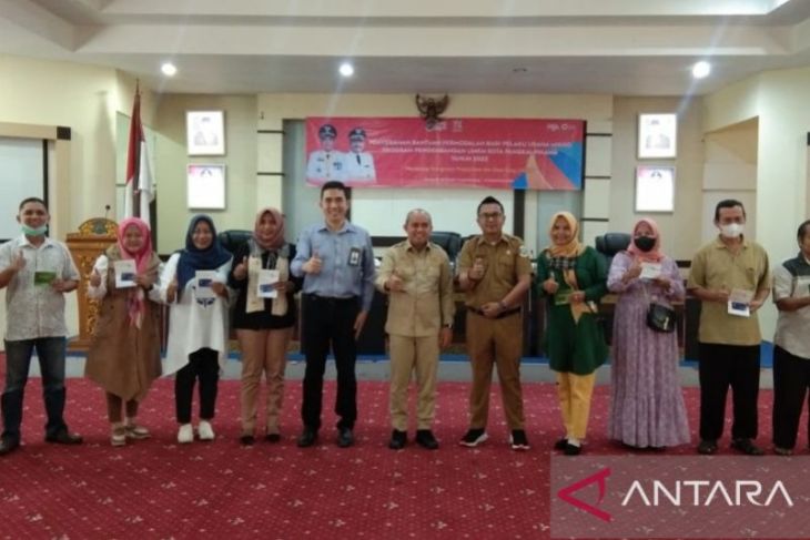 Pemkot Pangkalpinang serahkan bantuan modal pelaku usaha mikro - ANTARA News Bangka Belitung
