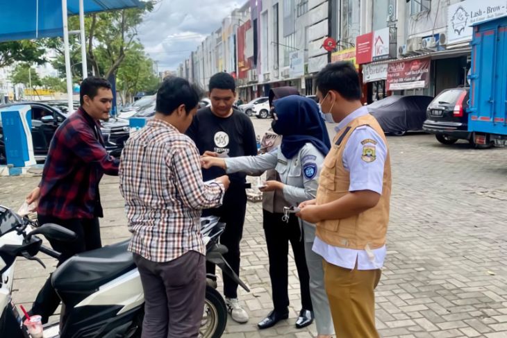 SAMSAT Kelapa Dua Sebarkan Leaflet di Wilayah Kelapa Dua Agar Masyarakat Taat Pajak - ANTARA ...