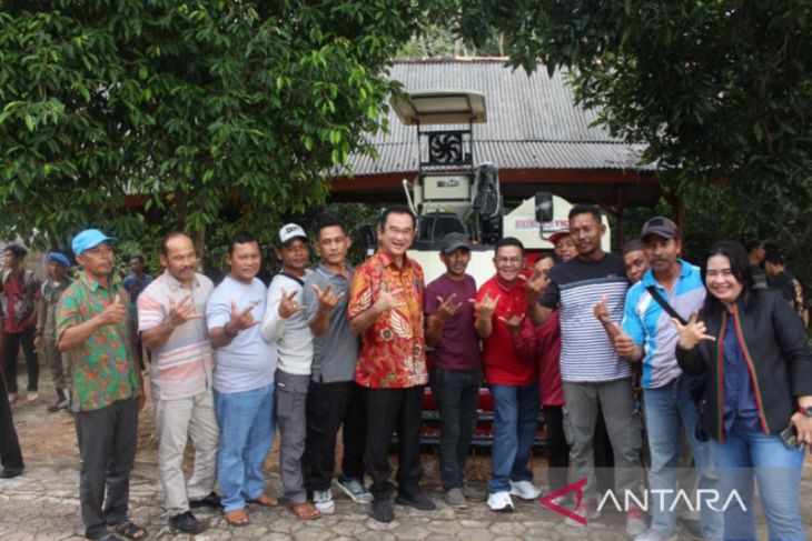 Pemda Bangka Selatan serahkan Alsintan kepada Gapoktan - ANTARA News ...