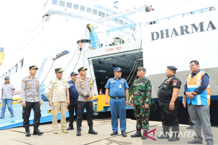 Polresta Banjarmasin pertebal pengamanan Pelabuhan Trisakti selama libur akhir tahun - ANTARA ...