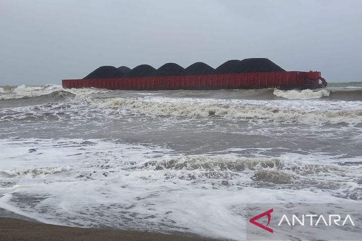 Kapal tongkang pengangkut batu bara kandas di Pantai Cipatuguran ...