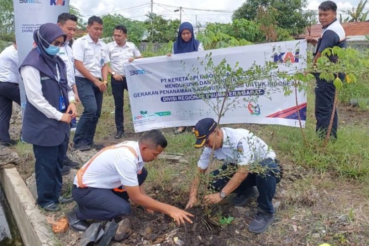 Sukseskan Gerakan Satu Juta Pohon, KAI serentak tanam pohon dan hijaukan stasiun - ANTARA News ...