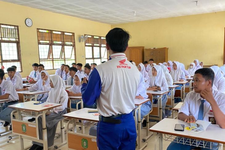 Honda Kalbar edukasi safety riding pelajar SMA N 2 Sungai Kakap ...