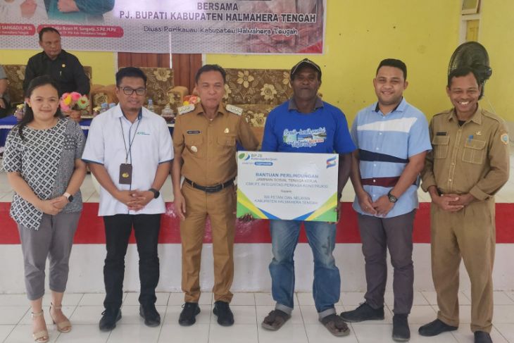 PT IPK lindungi 300 petani dan nelayan Halteng bersama BPJS ...