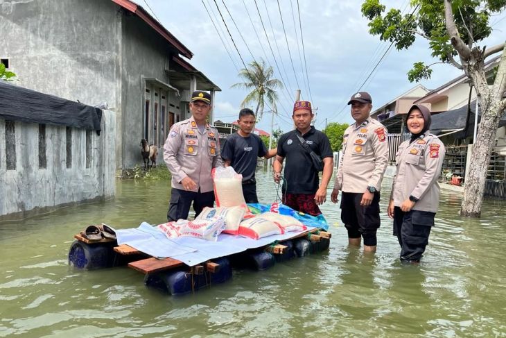 Peduli korban banjir, Polres Pidie salurkan bansos - ANTARA News Aceh