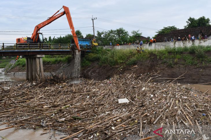 Pembersihan Sampah Sungai Guna Mitigasi Bencana