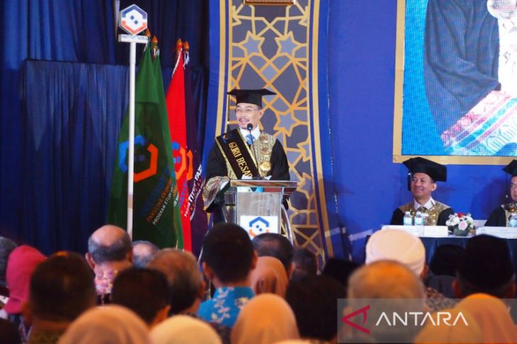 IAI Tazkia kukuhkan Syafii Antonio sebagai guru besar Ilmu Ekonomi ...