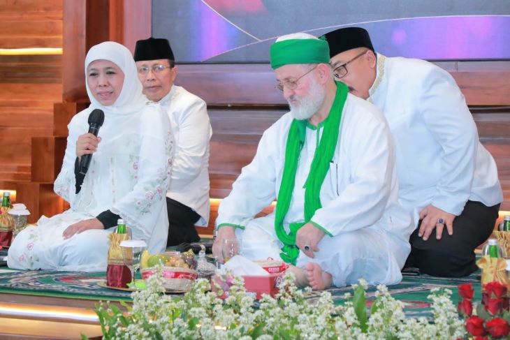 Ulama besar Turki hadiahi Khofifah enam jilid kitab tafsir - ANTARA ...