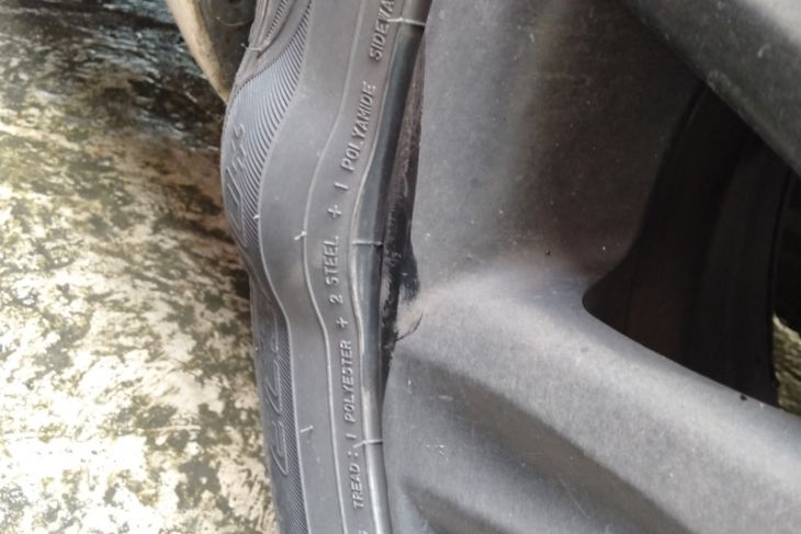 Pengendara keluhkan kondisi jalan berlubang di Tol Jakarta-Cikampek ... Pengendara keluhkan kondisi jalan berlubang di Tol Jakarta-Cikampek ...