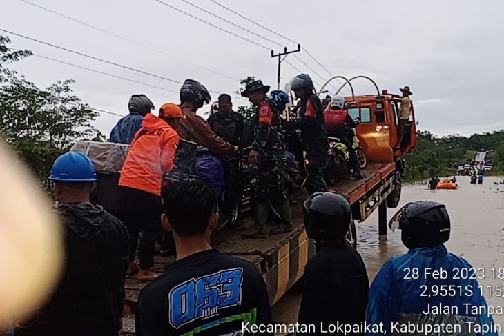 Banjir di area tambang batubara sempat tutup jalan provinsi di Tapin - ANTARA News Kalimantan ...