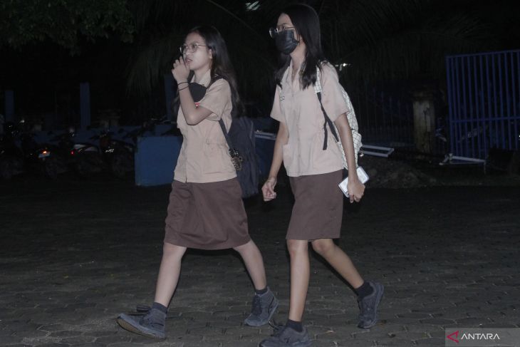 Siswa SMA Negeri I Kupang mulai masuk kelas pukul 05.30 WITA - ANTARA News Jawa Timur