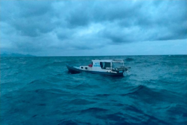 Tim Sar Selamatkan Empat Penumpang Kapal Mati Mesin Di Sikka Antara