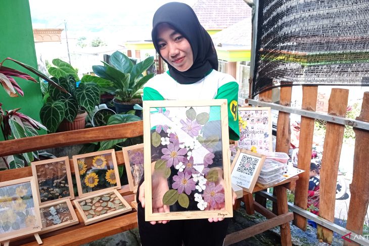 Terapkan metode pengeringan bunga, warga Kota Batu hasilkan jutaan ... Terapkan metode pengeringan bunga, warga Kota Batu hasilkan jutaan ...