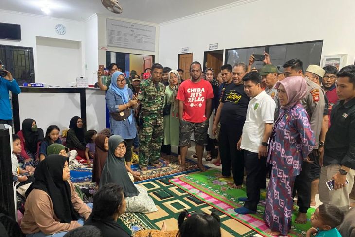 Satono salurkan bantuan ke warga terdampak bencana banjir - ANTARA News Kalimantan Barat