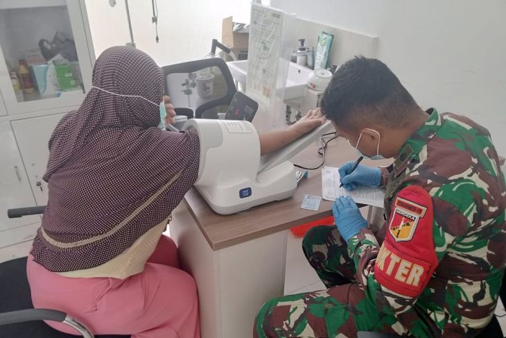 Satgas Pengamanan Perbatasan berikan vaksinasi bagi pelintas di PLBN Badau - ANTARA News ...