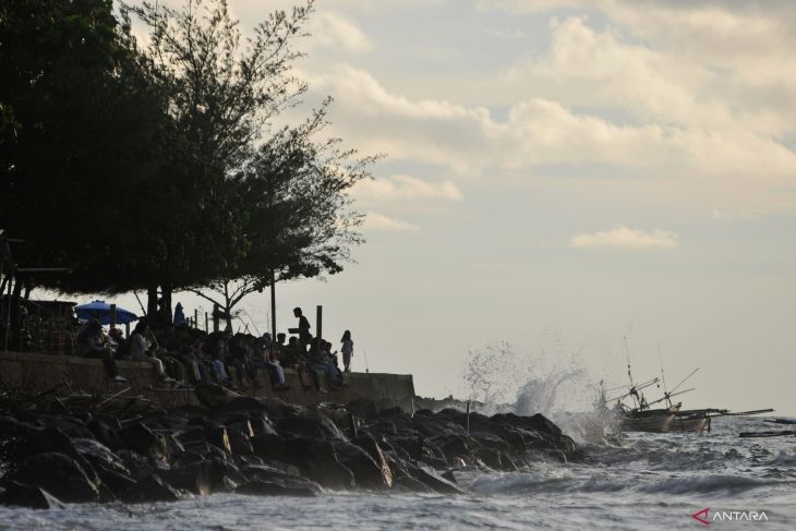 Masyarakat diminta waspadai gelombang tinggi hingga enam meter di Perairan Indonesia - ANTARA ...