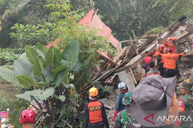 Tim Gabungan Lanjutkan Pencarian 4 Korban Longsor Tebing Penahan Tanah
