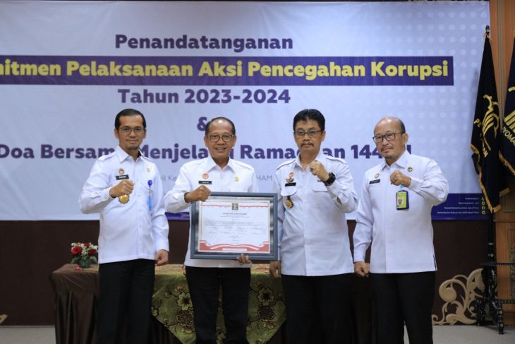 Kakanwil Kemenkumham Jatim tandatangani komitmen pencegahan korupsi ... Kakanwil Kemenkumham Jatim tandatangani komitmen pencegahan korupsi ...