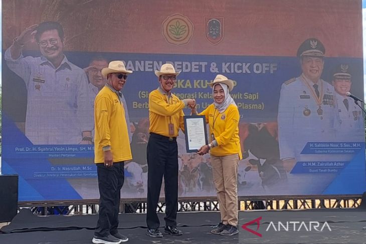 Kemenkumham Kalsel serahkan sertifikat hak cipta aplikasi SISKA KU INTIP - ANTARA News ...