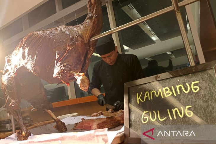 Kambing guling layanan langsung jadi menu bintang di Fairfield by ...