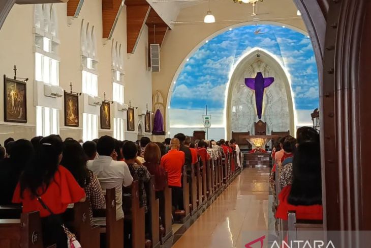 1000 Jemaat Nasrani hadiri Misa Jumat Agung di Gereja Katedral Medan - ANTARA News Sumatera Utara