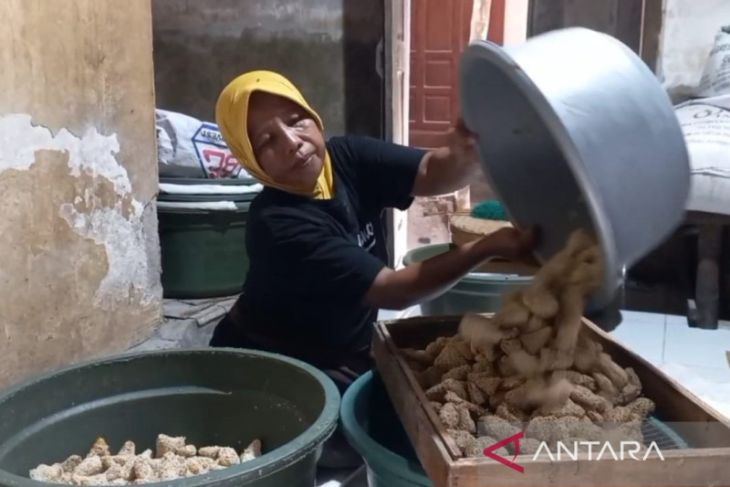 Kue manco khas Madiun penjualannya meningkat jelang Lebaran 2023 ...