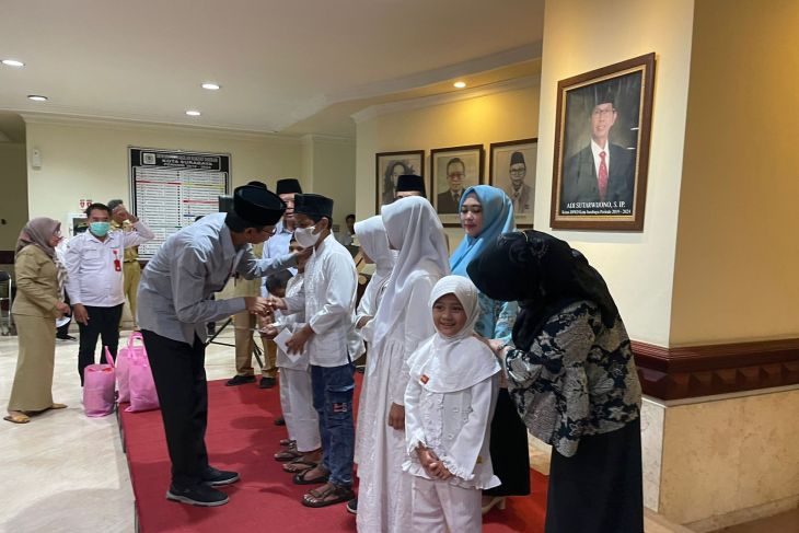 Pimpinan dan anggota DPRD Surabaya beri santunan ratusan anak yatim dan piatu - ANTARA News Jawa ...
