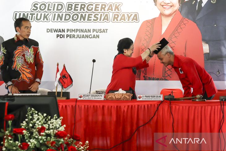 Ganjar Pranowo dipakaikan kopiah oleh Megawati simbol identitas Indonesia - ANTARA News Bangka ...