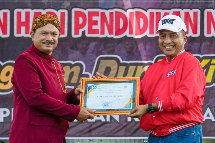 Unesa berikan penghargaan bidang pendidikan kepada Wali Kota Maidi ...