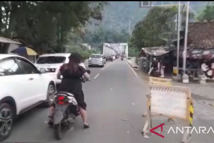 Viral aksi emak-emak bermotor berhasil buka jalan untuk ambulans pembawa pasien - ANTARA News ...