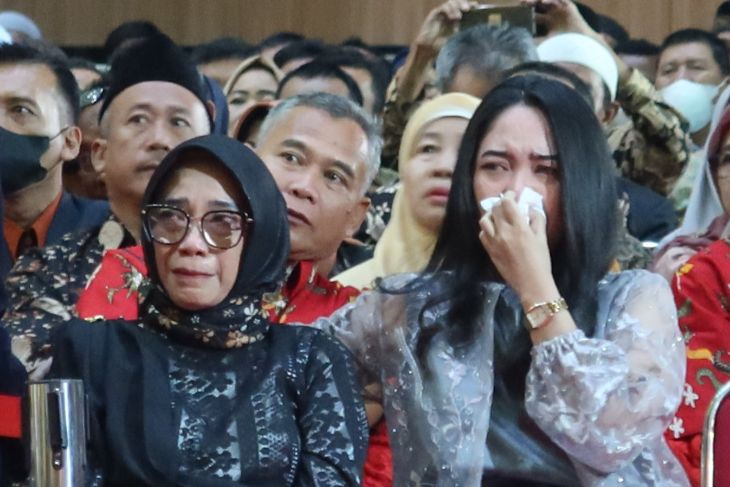 Suasana haru di wisuda Unej, adik wisudawan wakili almarhumah kakak ... Suasana haru di wisuda Unej, adik wisudawan wakili almarhumah kakak ...