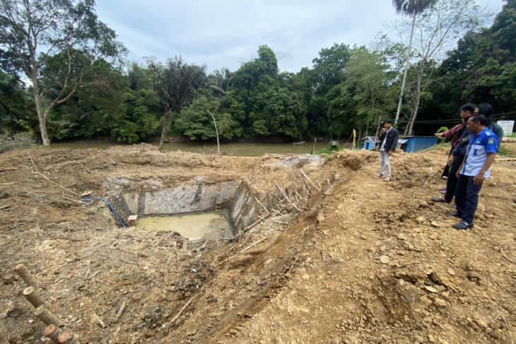 Longsor di lokasi proyek pembuatan sumur intake PDAM Balangan - ANTARA ...
