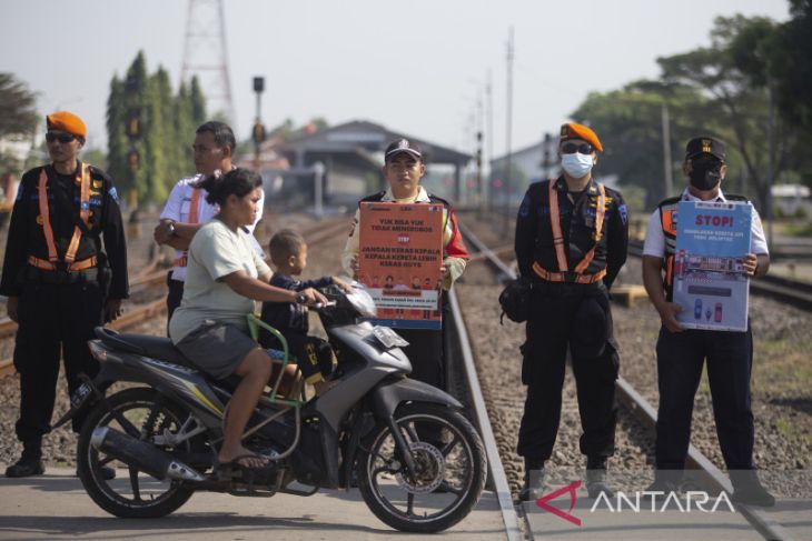 Sosialisasi keselamatan di perlintasan kereta