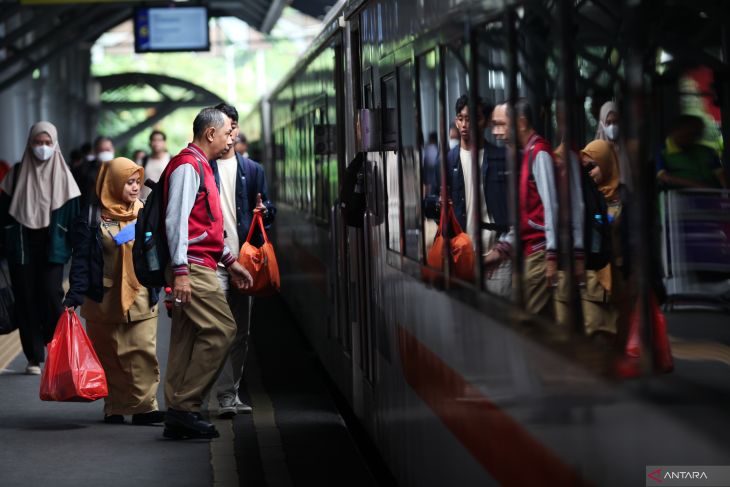 Arus penumpang di PT KAI Daop 8 Surabaya Arus penumpang di PT KAI Daop 8 Surabaya