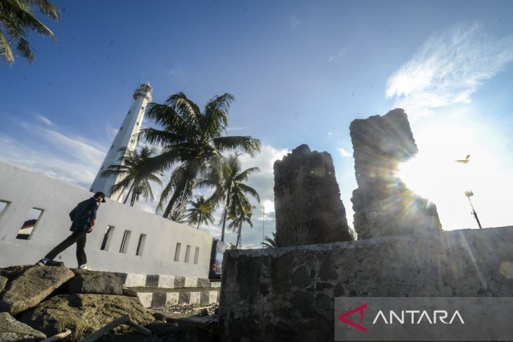 Monumen mercusuar peninggalan letusan Gunung Krakatau 1883 - ANTARA ...