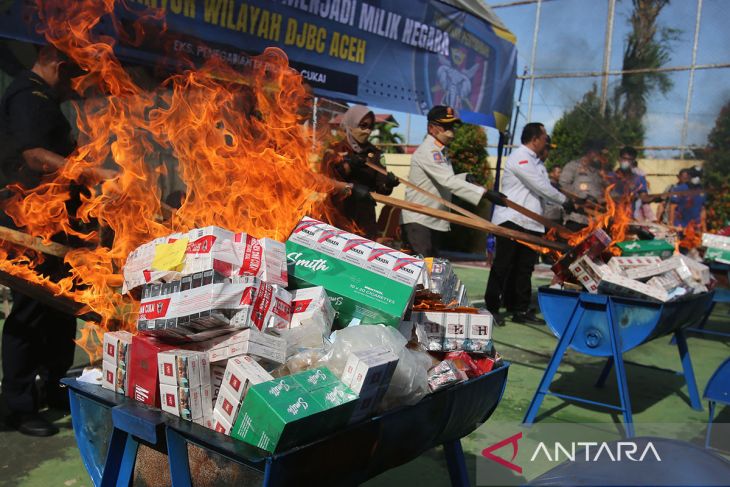 FOTO - Musnahkan rokok impor ilegal di Aceh