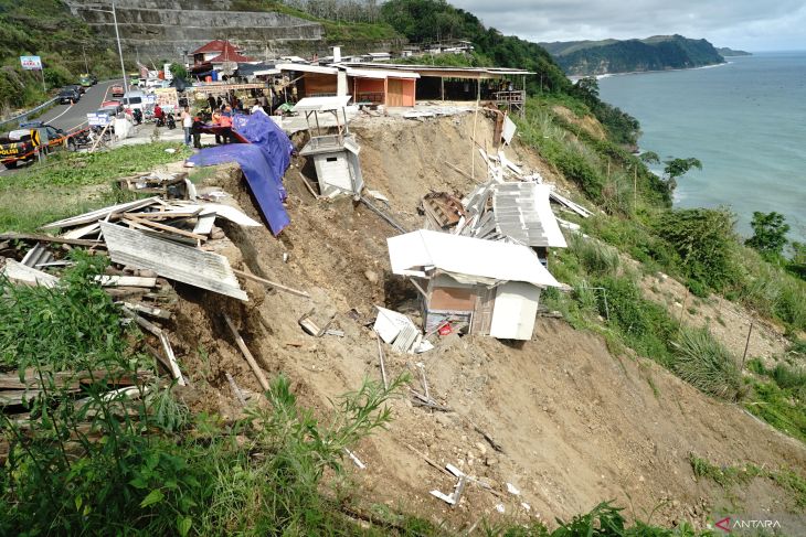 Longsor tebing JLS Tulungagung