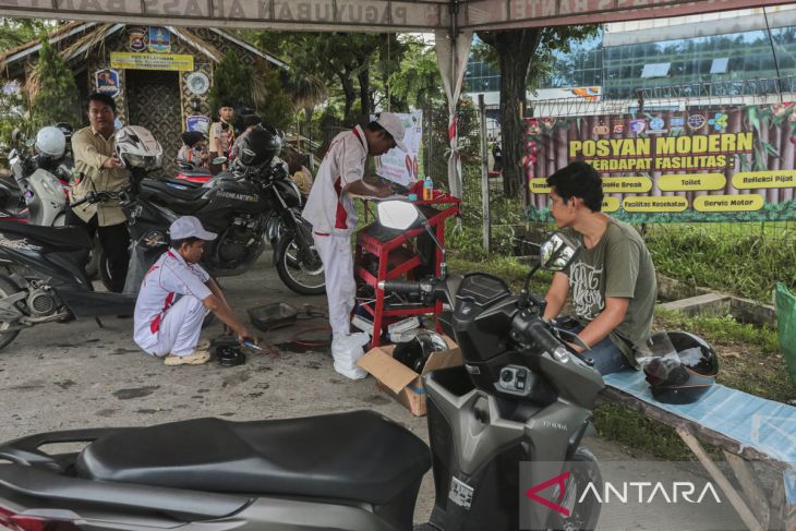 Pos pelayanan Natal dan tahun baru bertema rumah adat