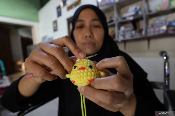 Perajin gantungan kunci rajut penyandang disabilitas - ANTARA News Jawa ...