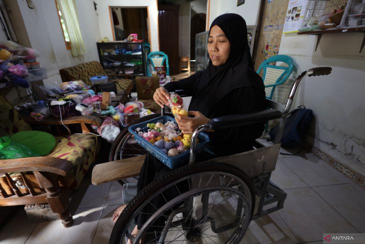 Perajin gantungan kunci rajut penyandang disabilitas - ANTARA News Jawa ...