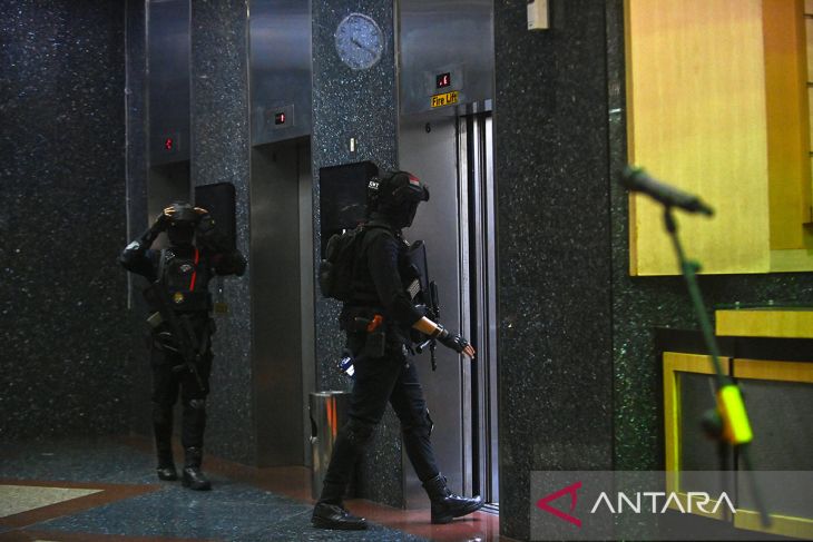 Bareskrim Polri gerebek kantor operasional judi daring - ANTARA News ...