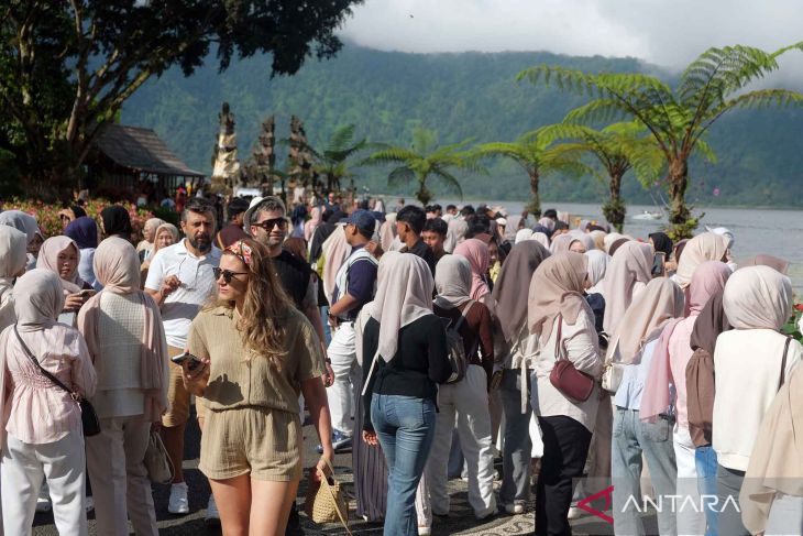 Liburan panjang, pengunjung Ulun Danu Beratan membludak - ANTARA News Bali
