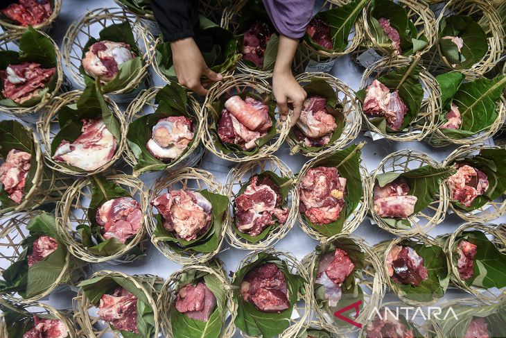 Pengemasan daging kurban ramah lingkungan - ANTARA News Jawa Barat