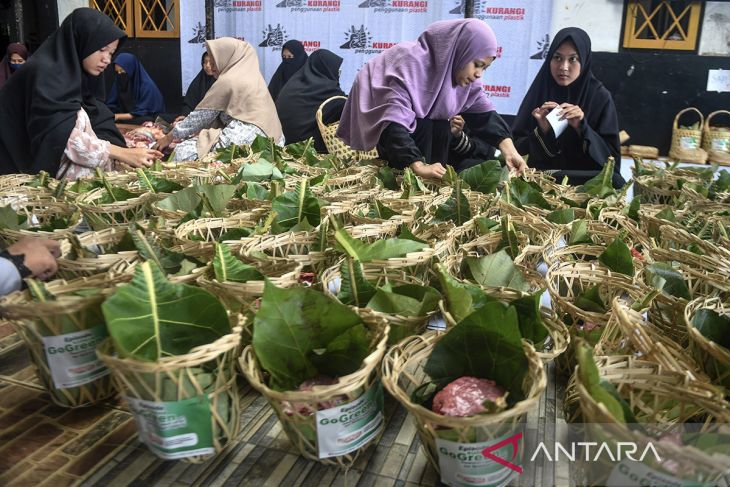 Pengemasan daging kurban ramah lingkungan - ANTARA News Jawa Barat