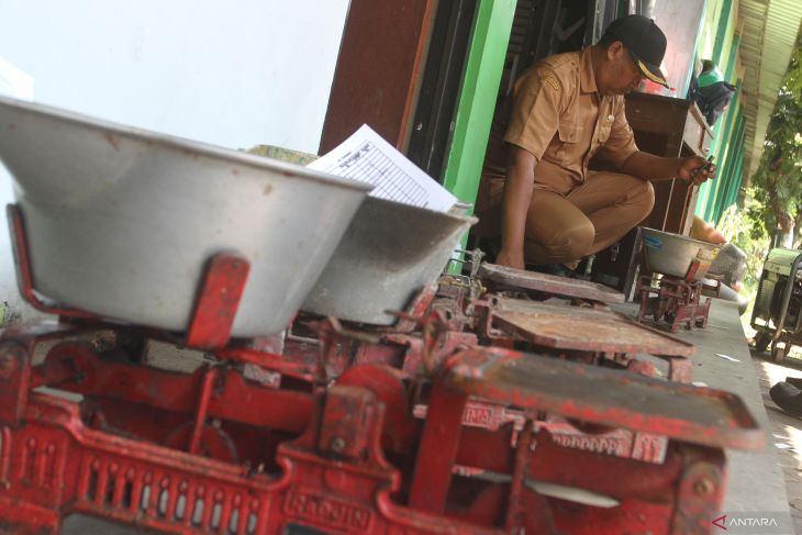 Tera ulang timbangan pedagang pasar di Malang - ANTARA News Jawa Timur