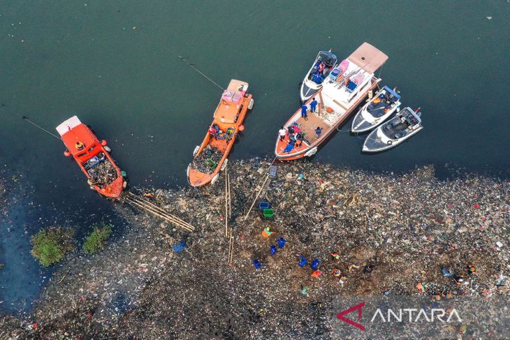 Pengangkutan sampah di sedimentasi laut - ANTARA News Jawa Barat